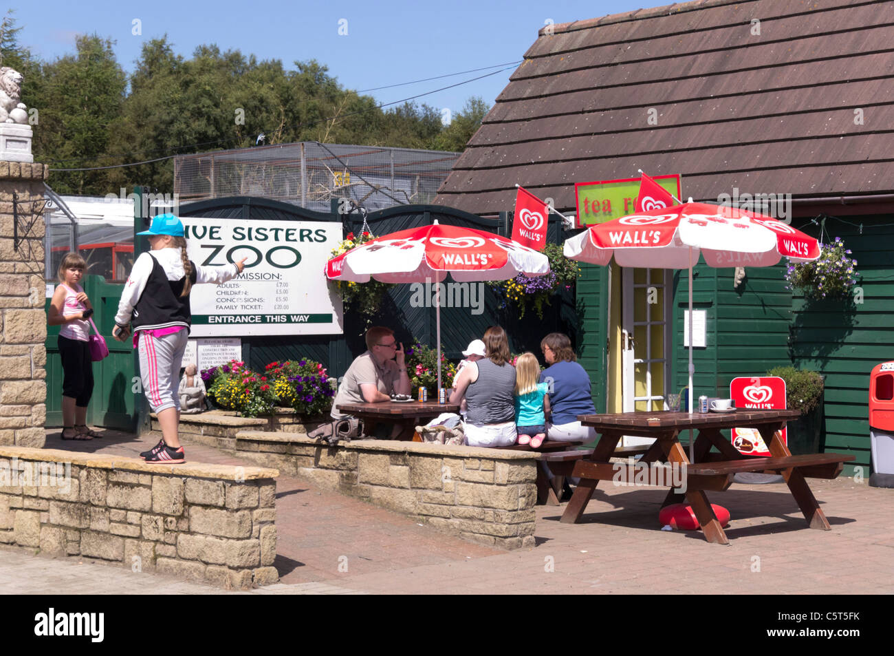 Zoo cafe entrance hi-res stock photography and images - Alamy