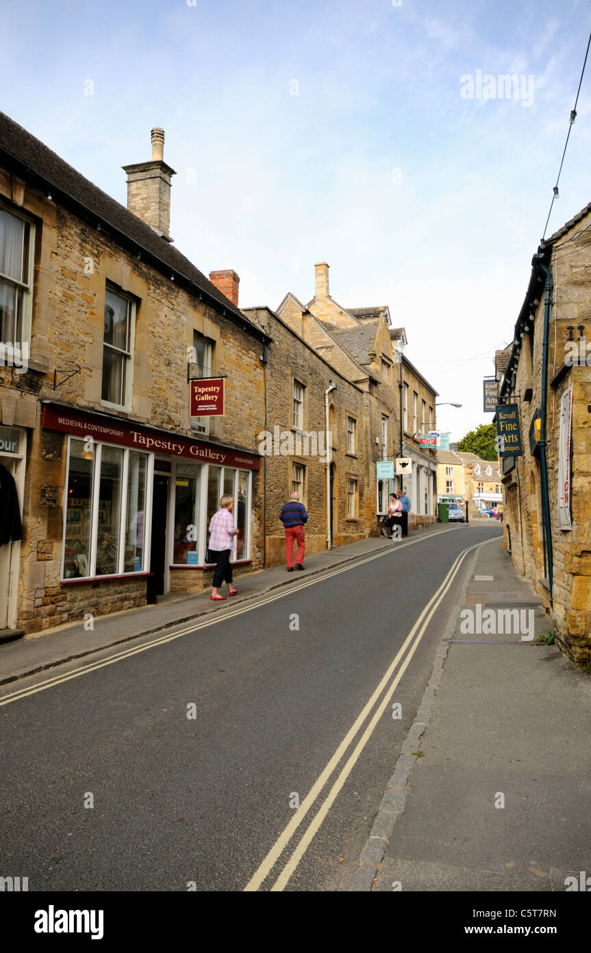 Shops leading upto the Market Square at Stow-on-the-Wold ...
