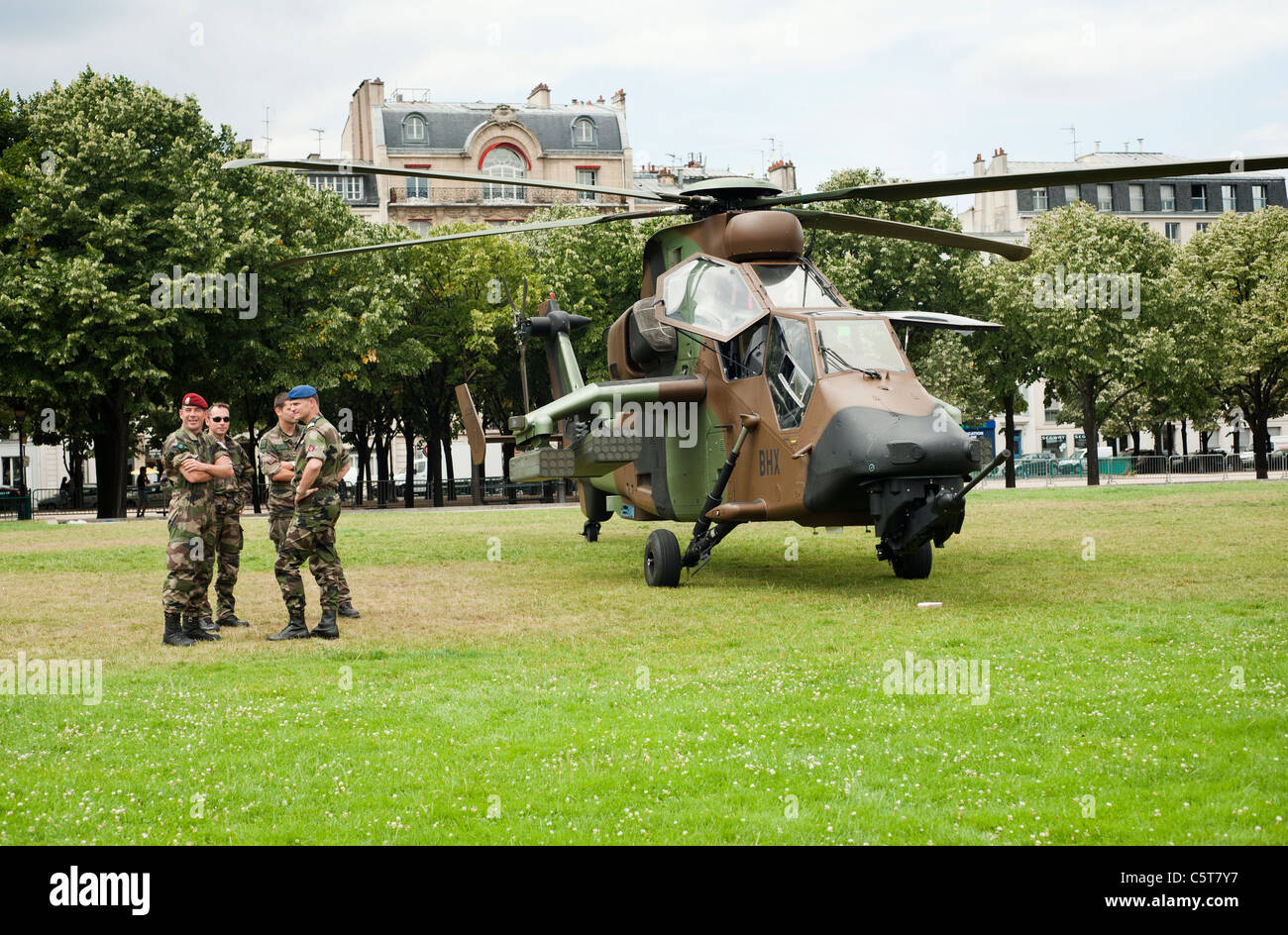 French military helicopter hi-res stock photography and images - Alamy