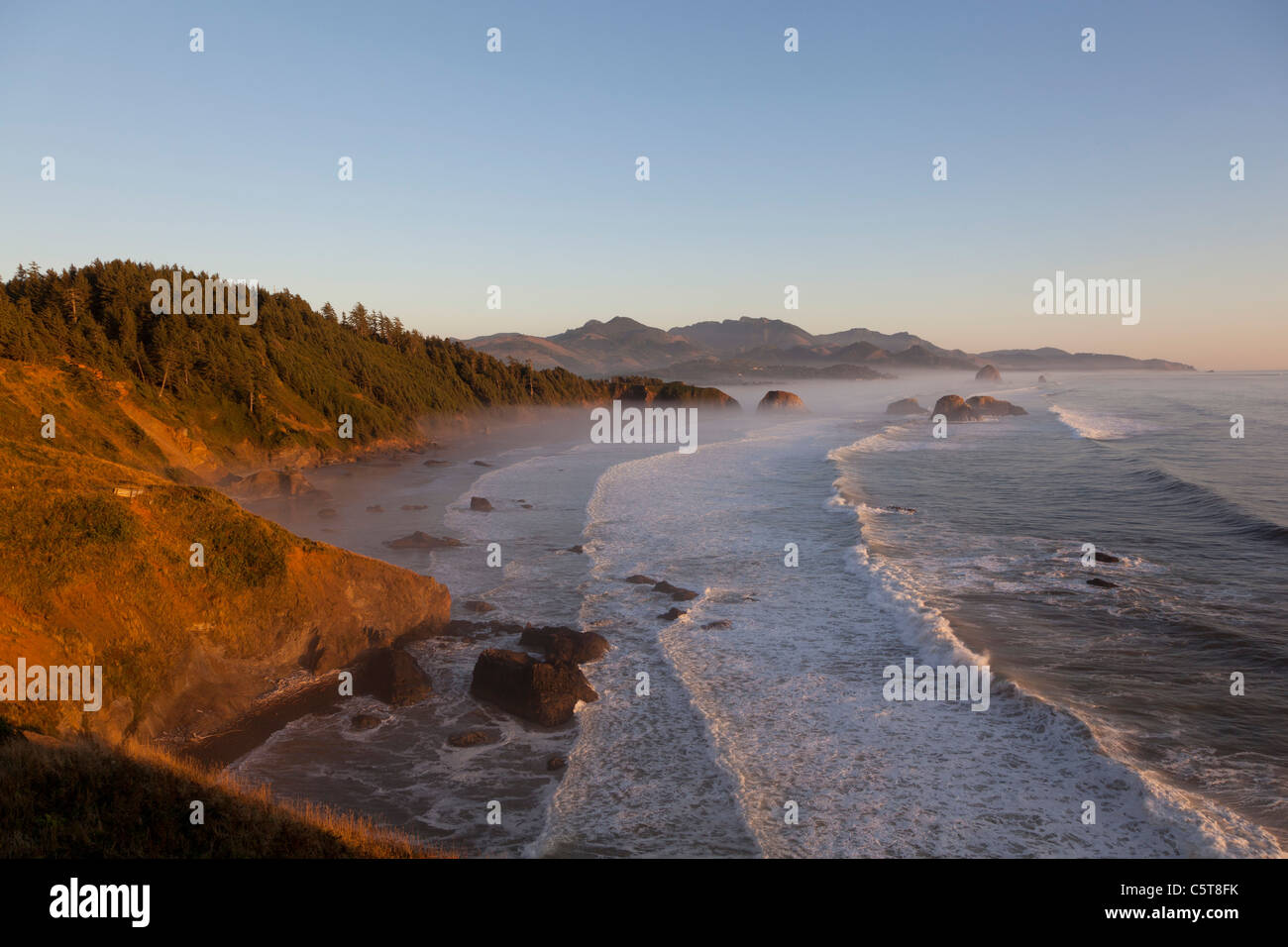 Cannon beach oregon town hi-res stock photography and images - Alamy