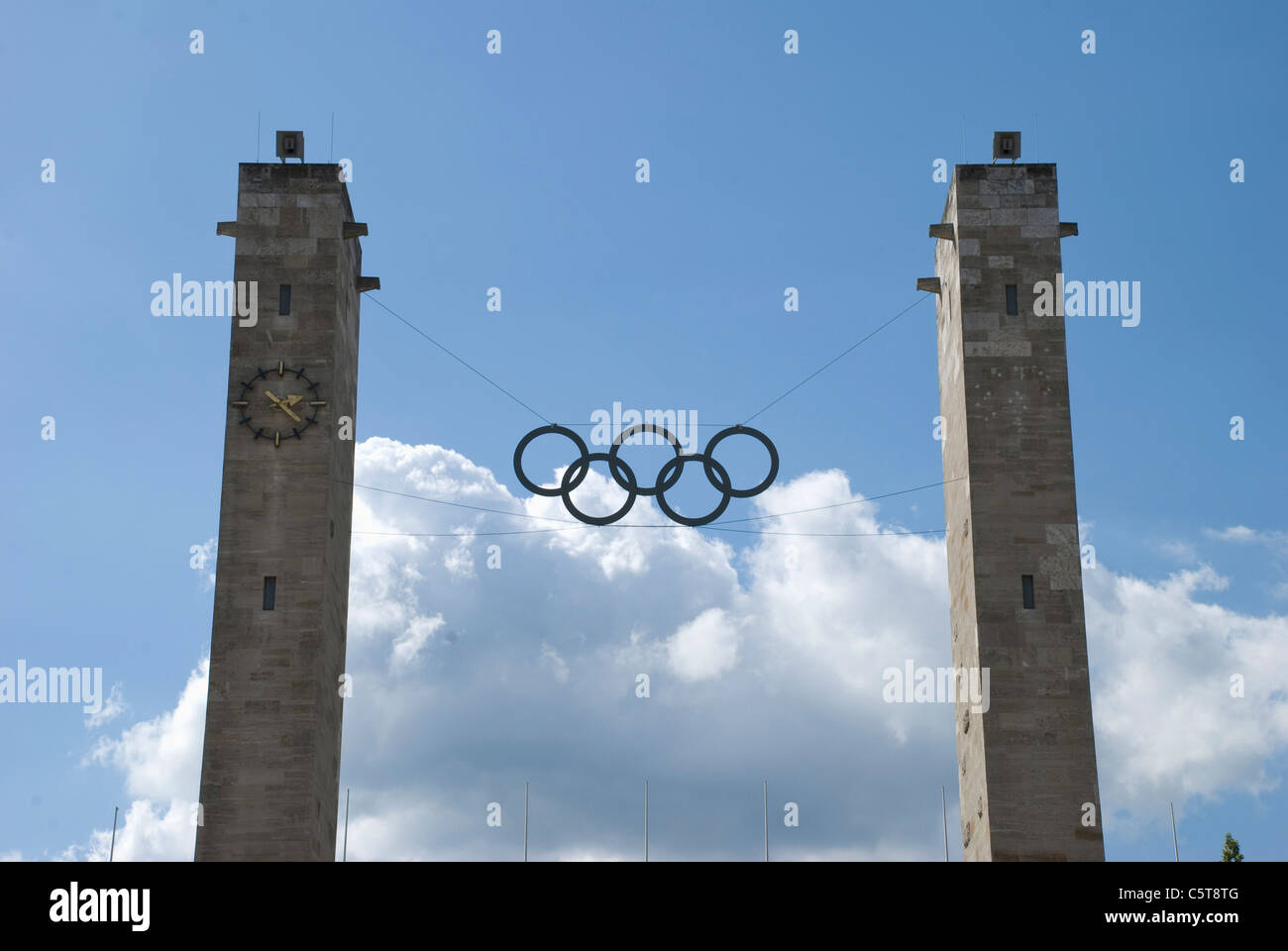 Pillars with olympic rings hi-res stock photography and images - Alamy