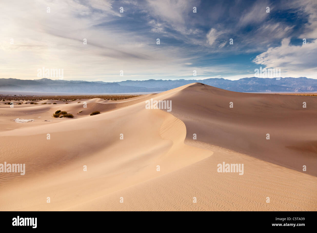 Sand Dunes near Stove Pipe Wells in Death Valley National Park ...