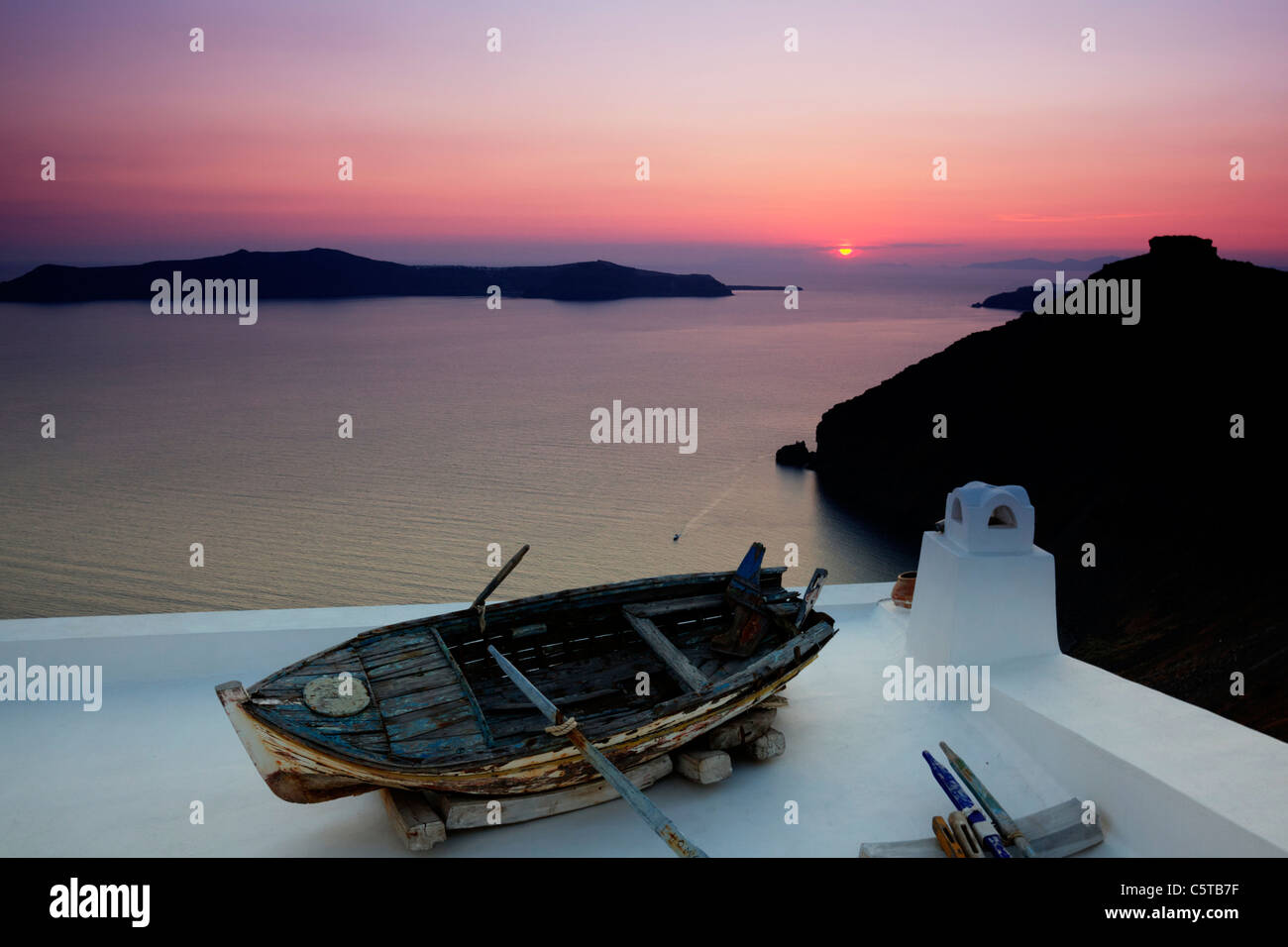 Greek rowing boat hi-res stock photography and images - Alamy