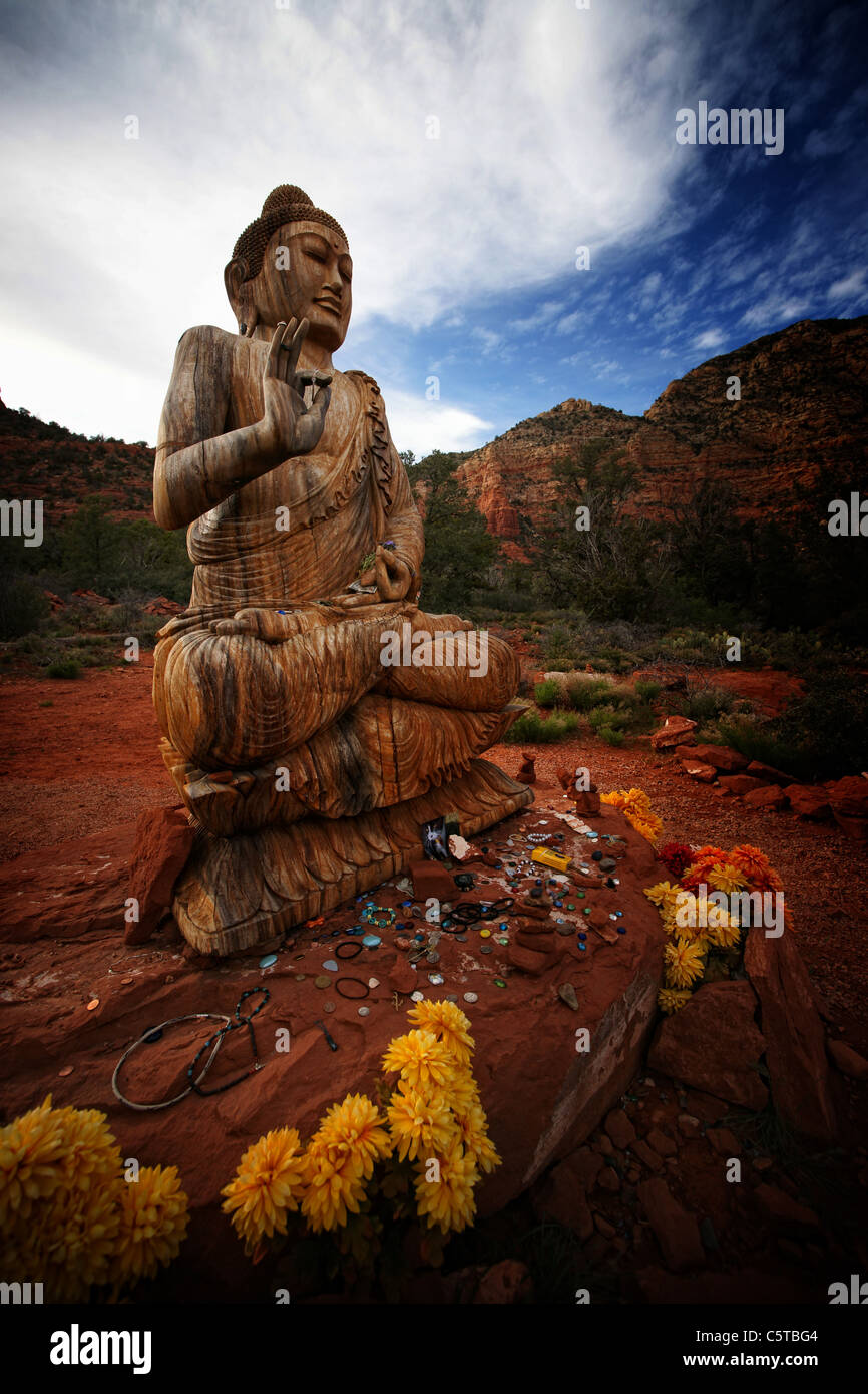 Red religious buddha flags hi-res stock photography and images - Alamy
