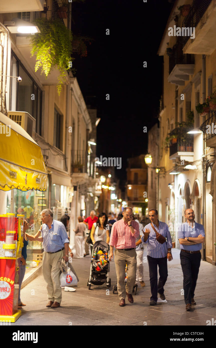 Corso Umberto I, Taormina, Sicily, Italy at night Stock Photo - Alamy