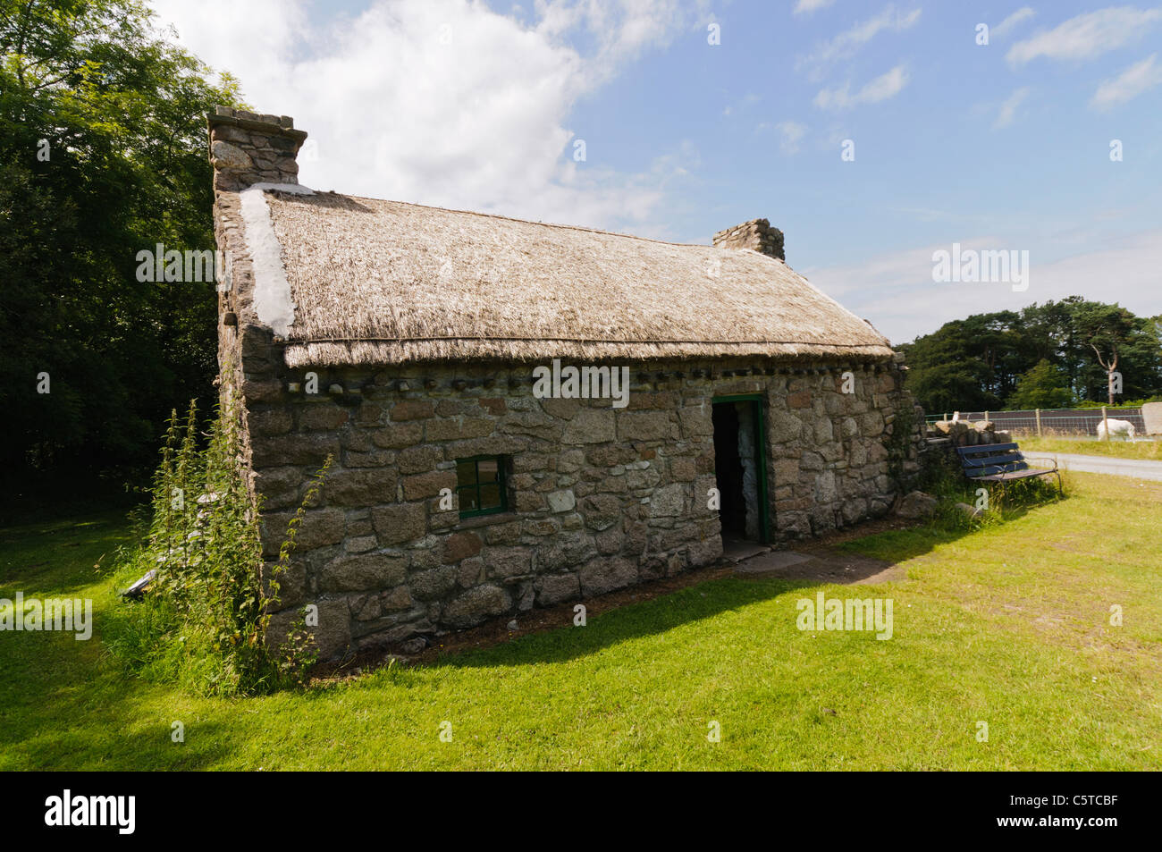 Traditional thatched roof farm house hi-res stock photography and ...