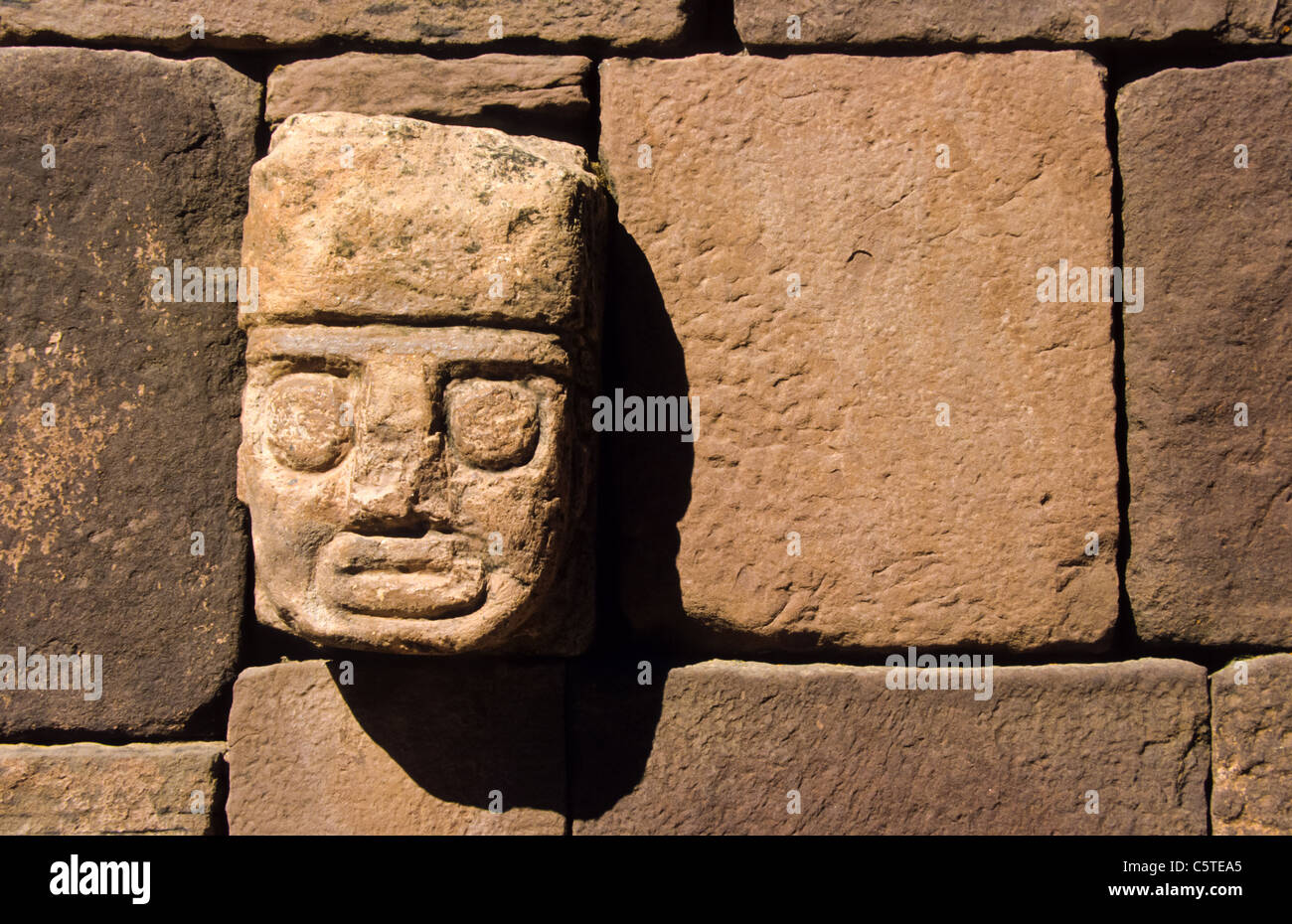 stone head in a wall at the Tiahuanaco. pre inka ruins Stock Photo - Alamy