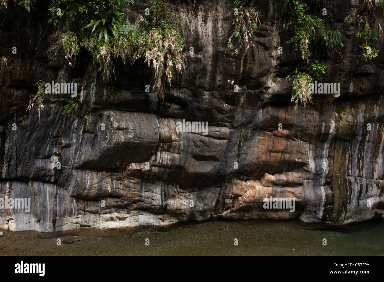 Cliffside wall rock pattern and clear stream, Shakadang Trail, Taroko ...