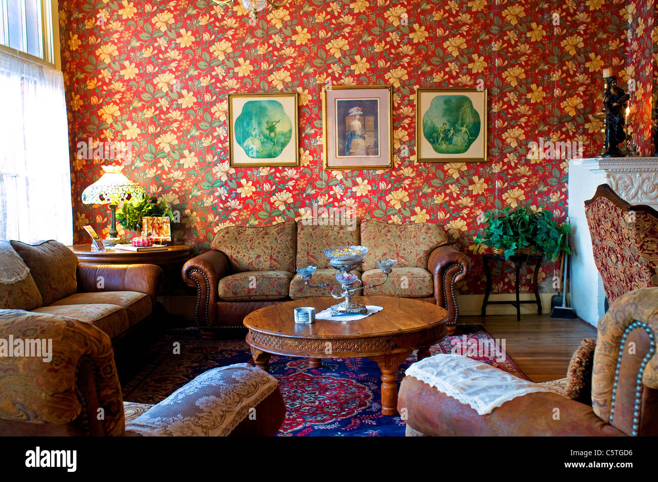 Victorian era sitting room hi-res stock photography and images - Alamy
