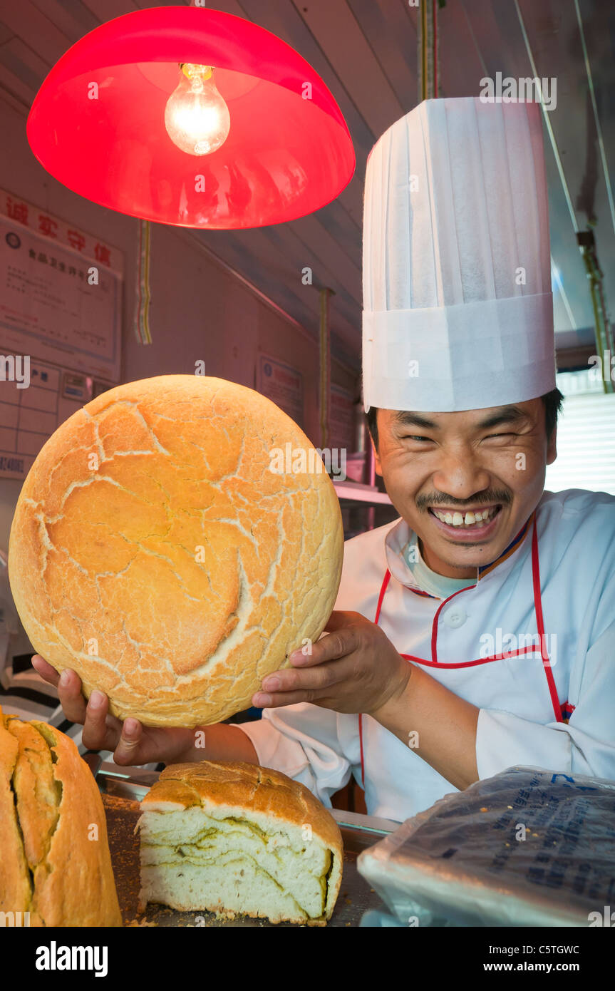 Bread baker show off fresh product in food stall, Mo Jaijie Market ...