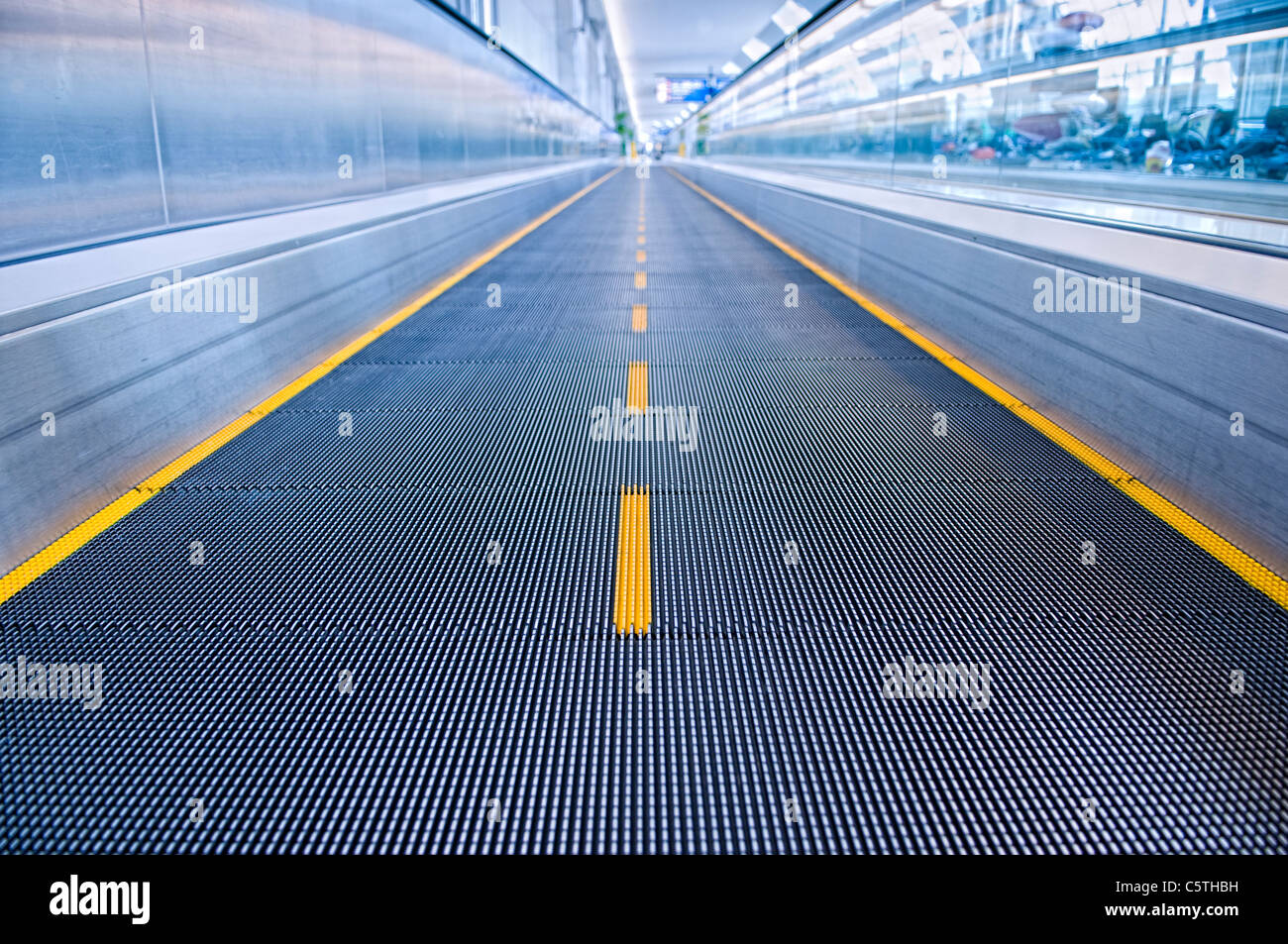 Moving walkway pedestrian airport hi-res stock photography and images ...