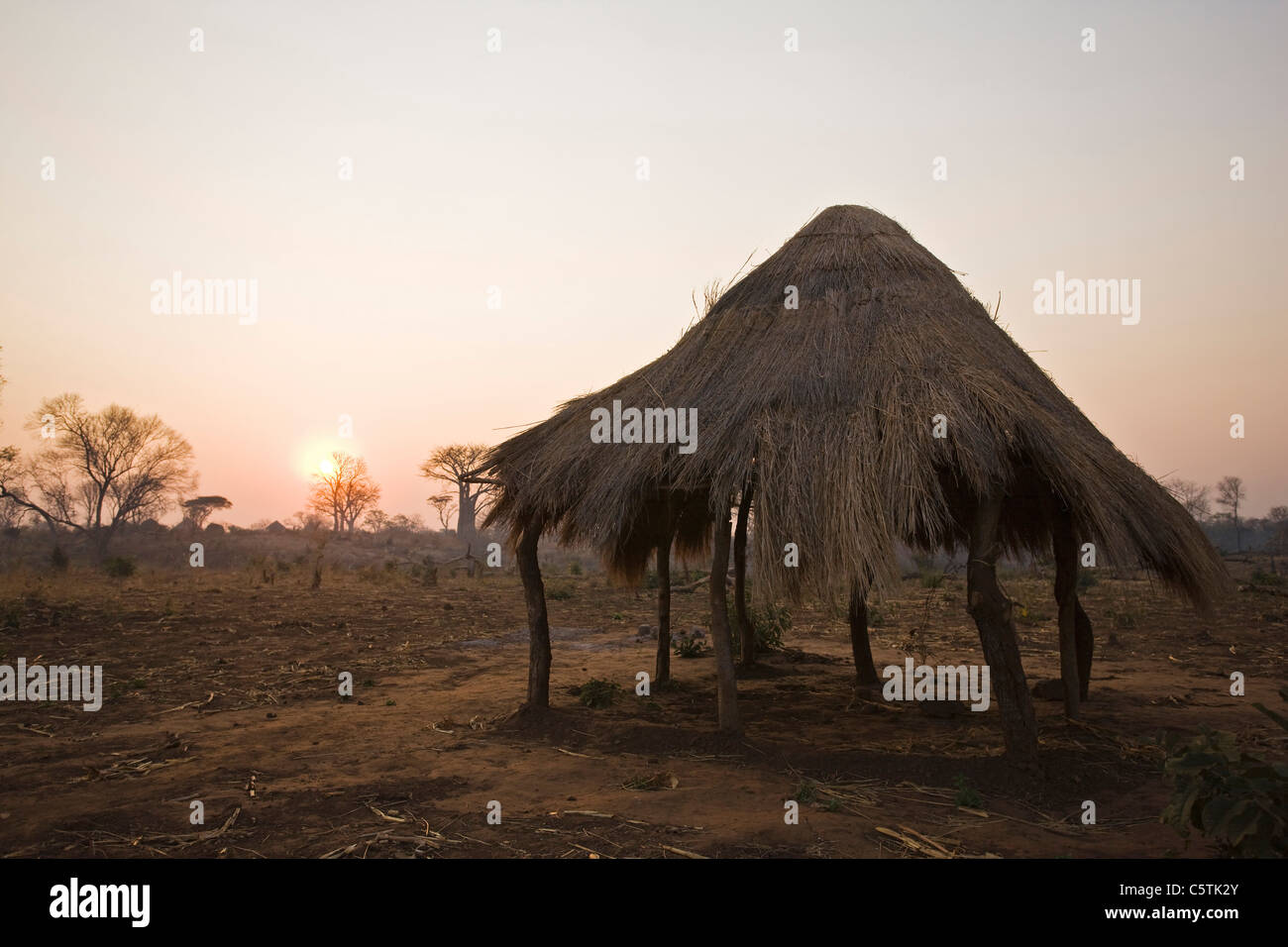 African straw hut hi-res stock photography and images - Alamy
