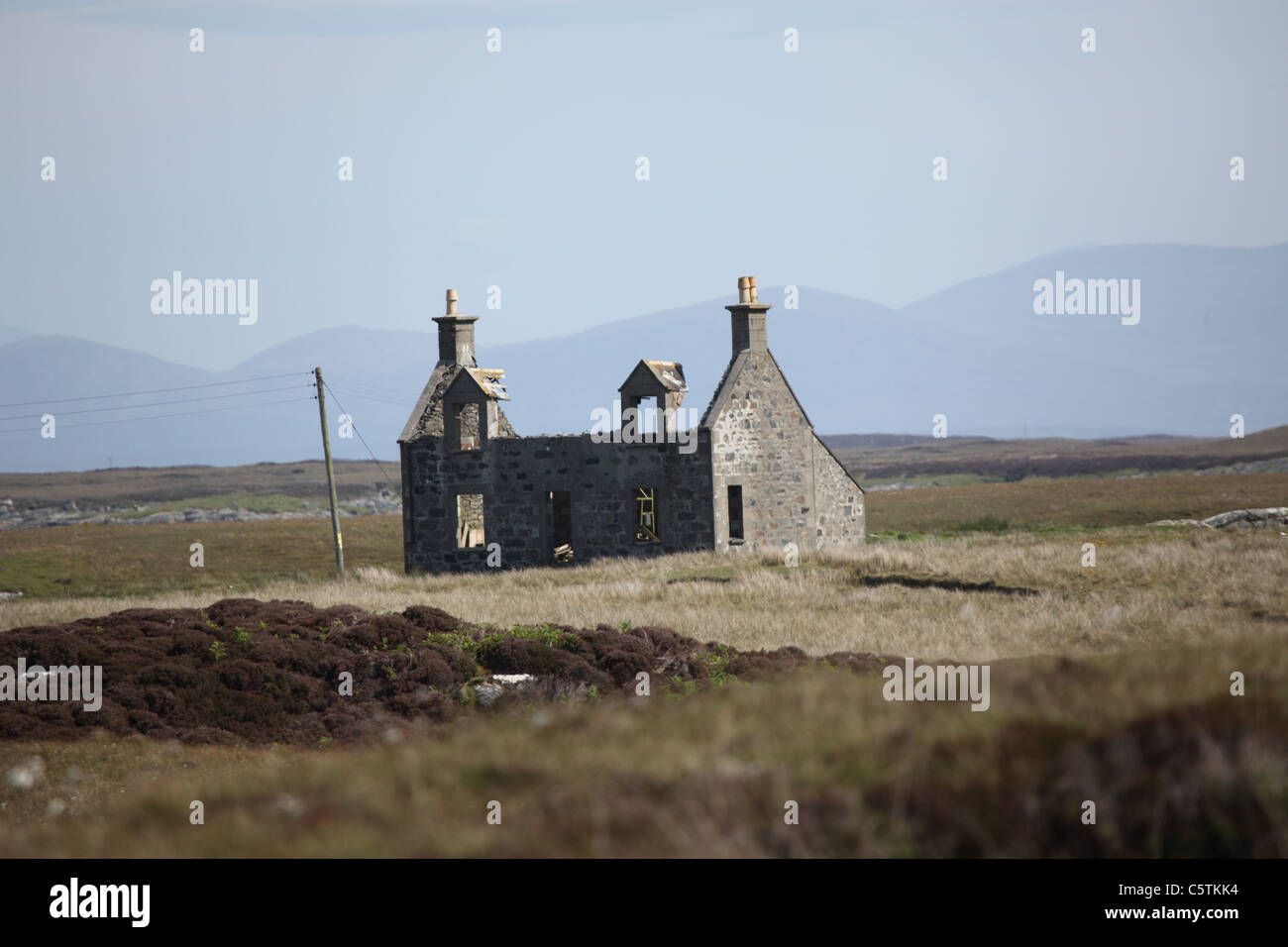 abandoned croft in north uist, outer hebrides scotland Stock Photo - Alamy