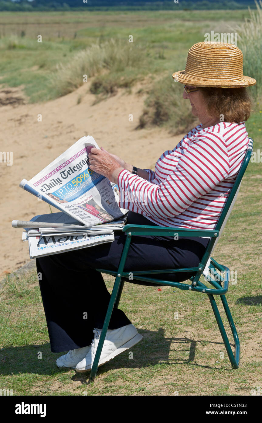 Reading broadsheet newspaper uk hi-res stock photography and images - Alamy