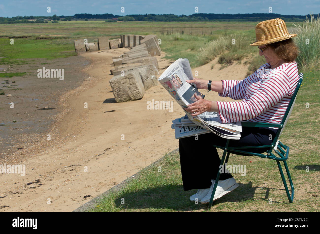 Telegraph newspaper outdoors hi-res stock photography and images - Alamy