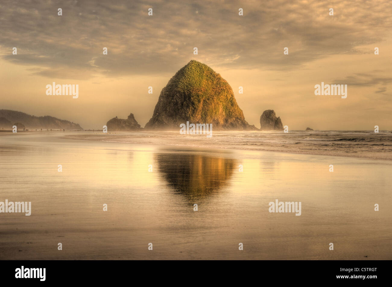 Haystack Rock, Cannon Beach, Oregon, USA Stock Photo - Alamy