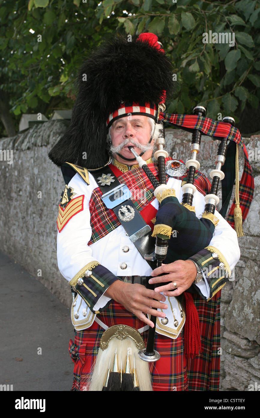 Scottish Piper playing bagpipes Stock Photo - Alamy