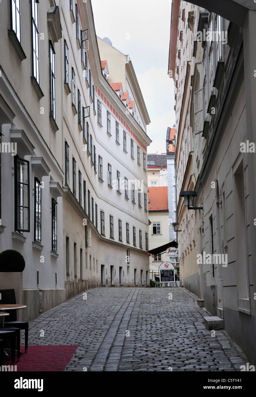 Vienna row houses hi-res stock photography and images - Alamy