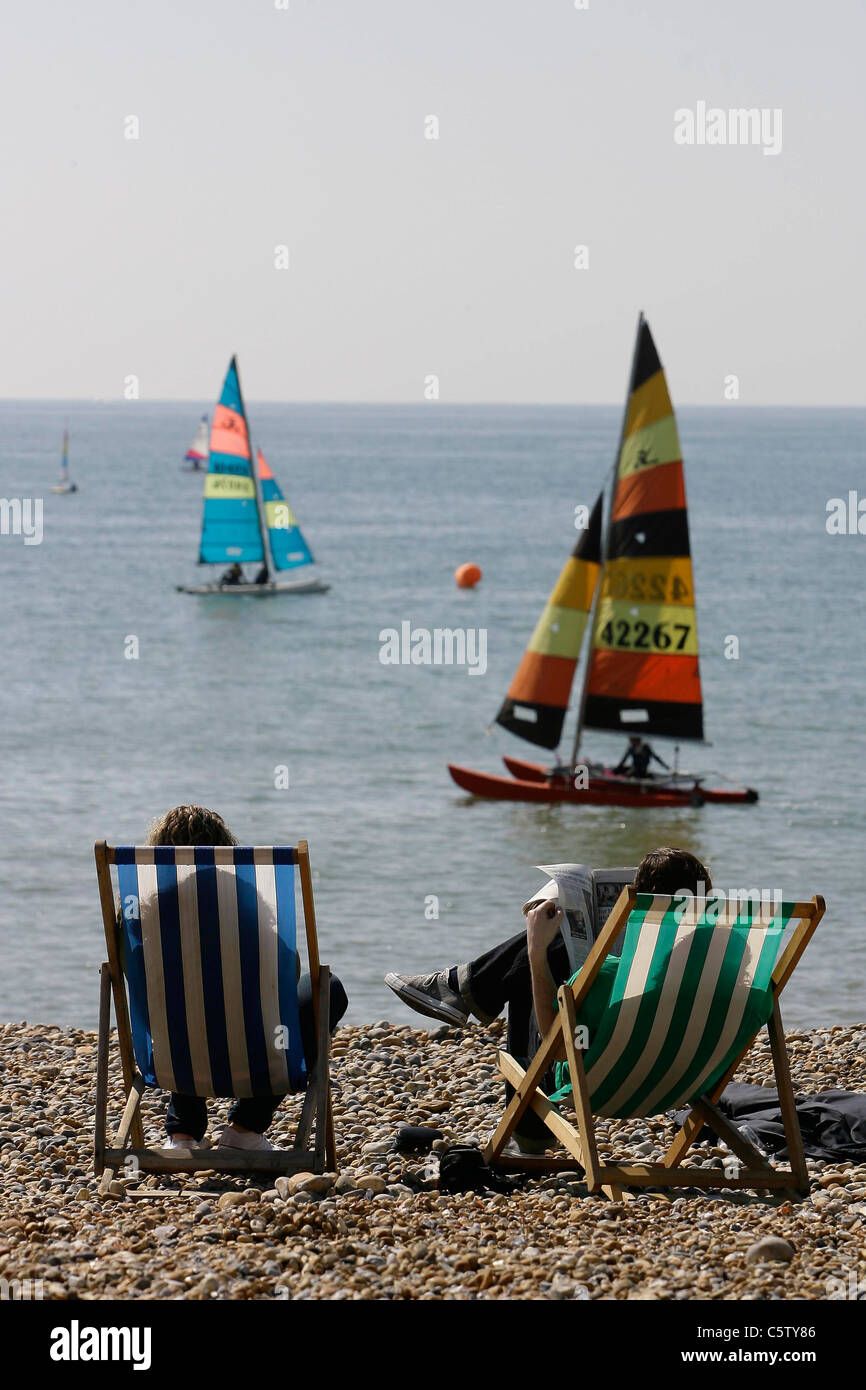 Brighton beach on a hot summers day. Picture by James Boardman Stock ...