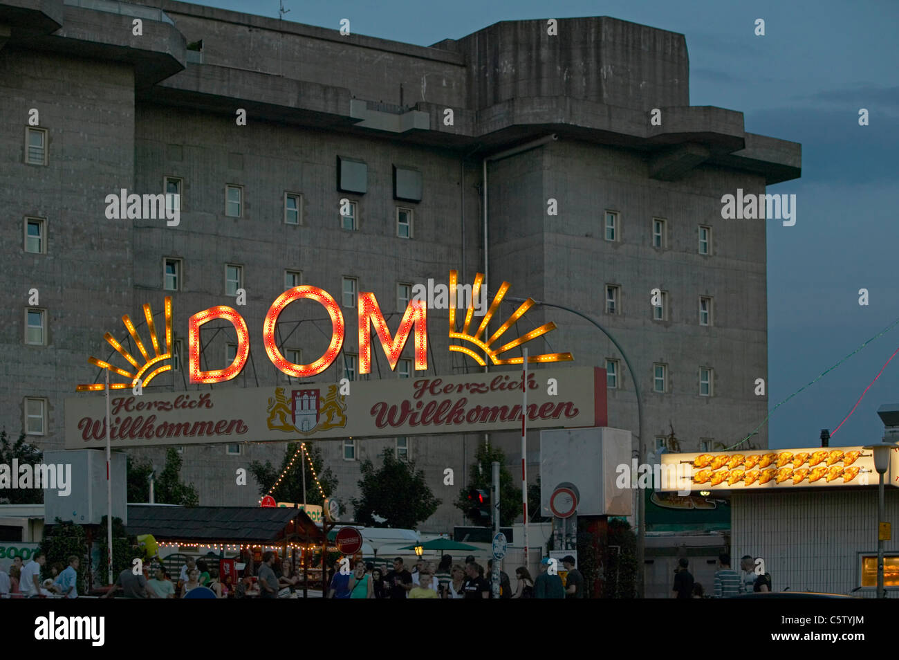 Germany, Hamburg, People at Hamburger Dom fun fair Stock Photo - Alamy