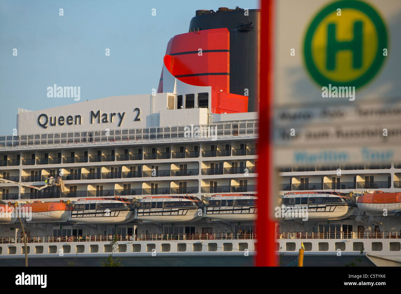Queen mary bus hi-res stock photography and images - Alamy