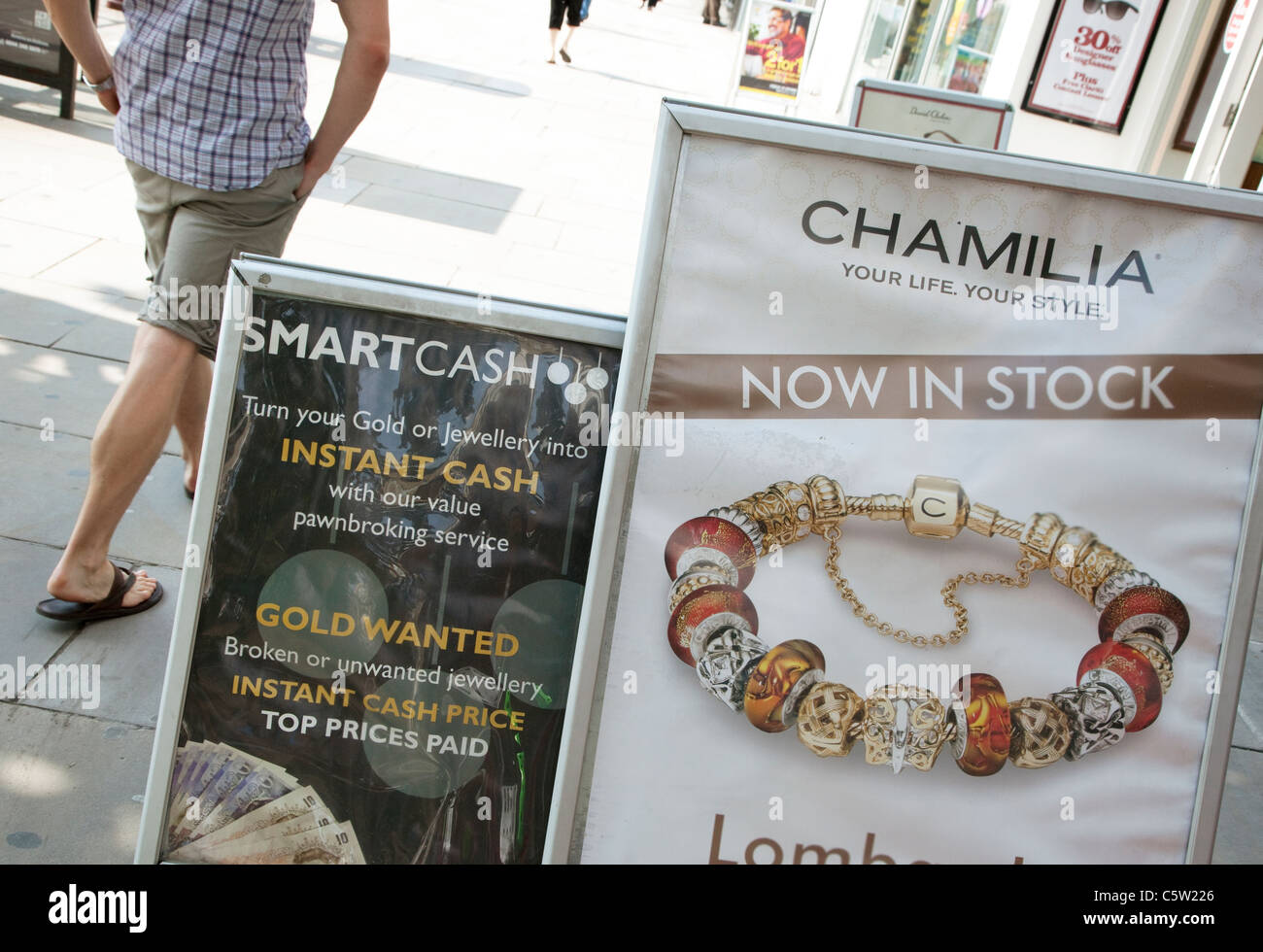 Gold Wanted sign outside London pawnbrokers shop Stock Photo - Alamy