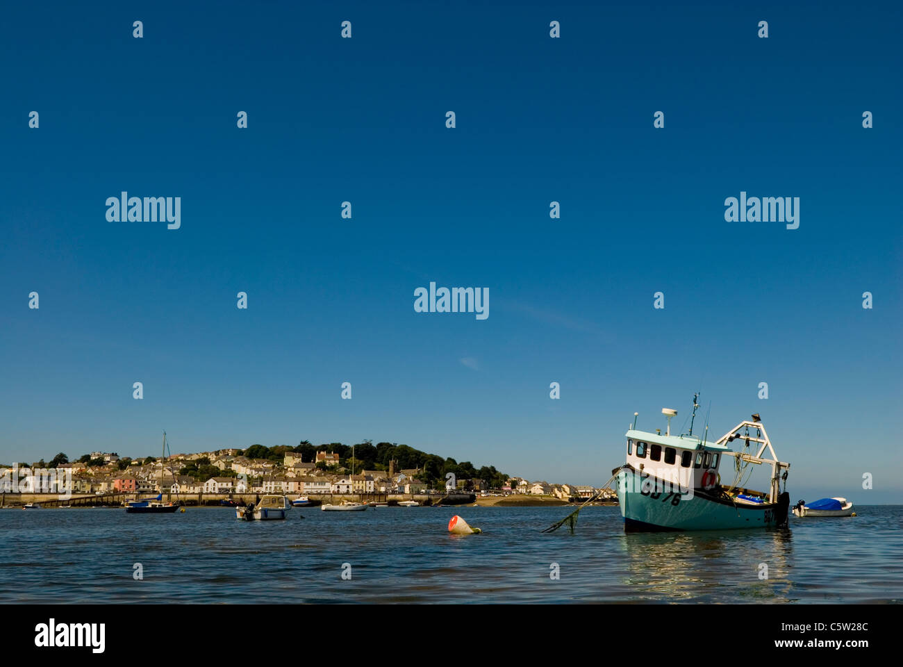 Moored boat beached on the estuary of the River Torridge with Appledore ...