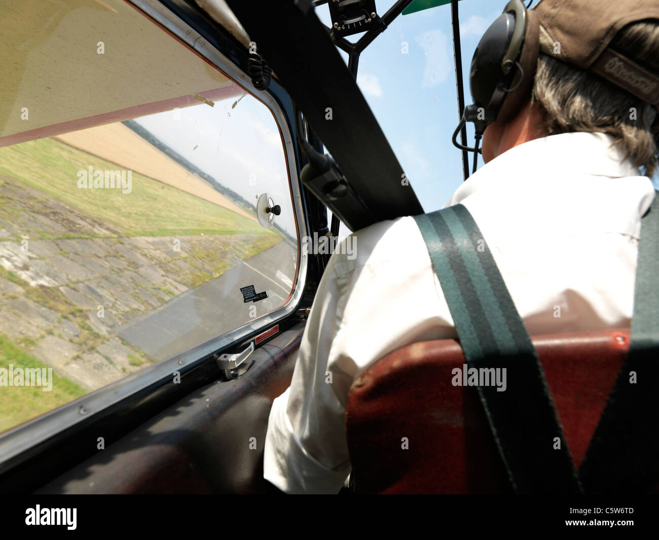 Aircraft cockpit hi-res stock photography and images - Alamy