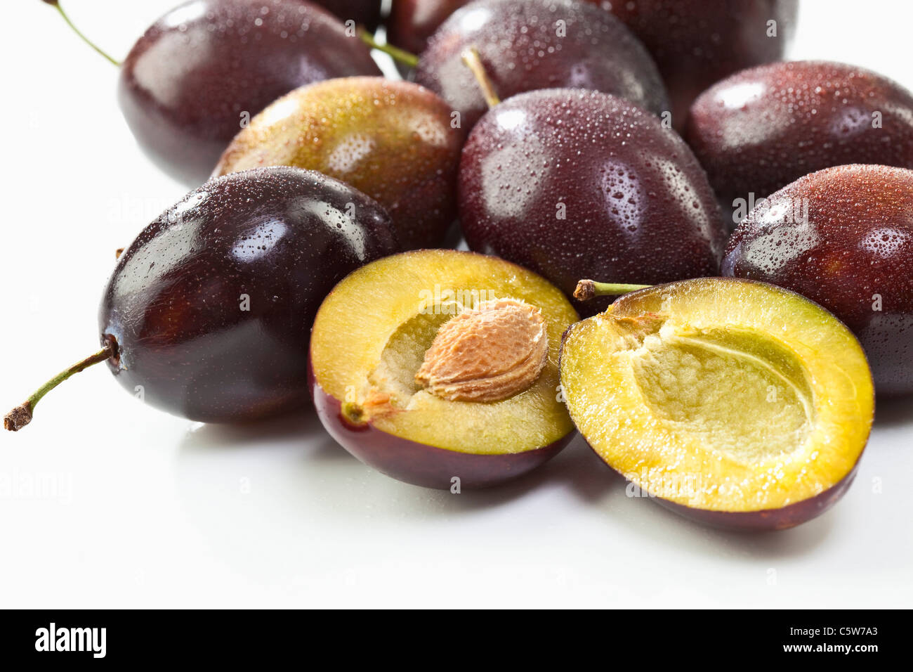 Entire and sliced plums Stock Photo - Alamy