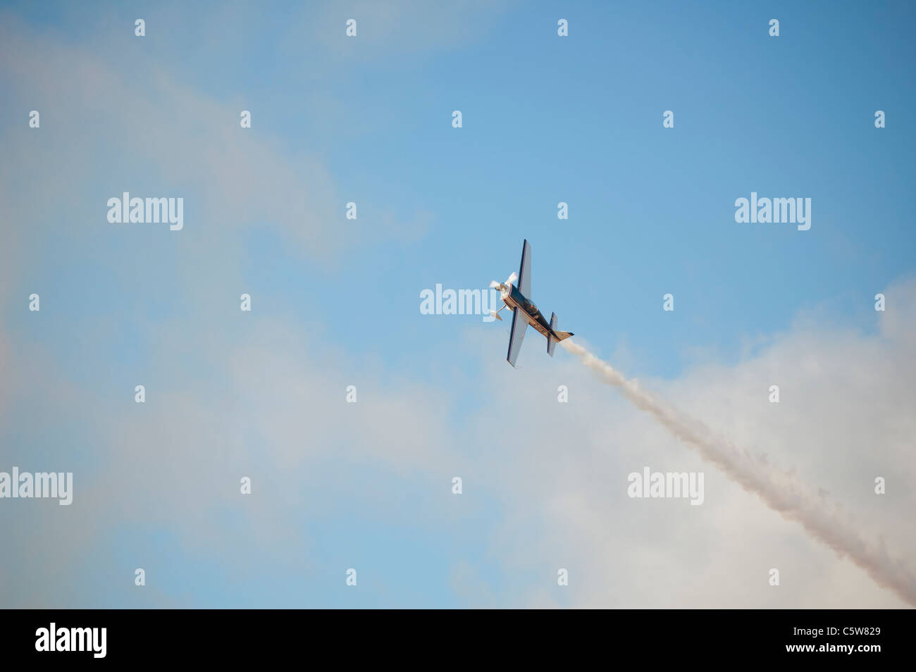 Flying stunts hi-res stock photography and images - Alamy