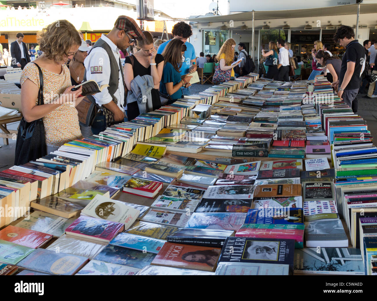 Book stall books secondhand hi-res stock photography and images - Alamy