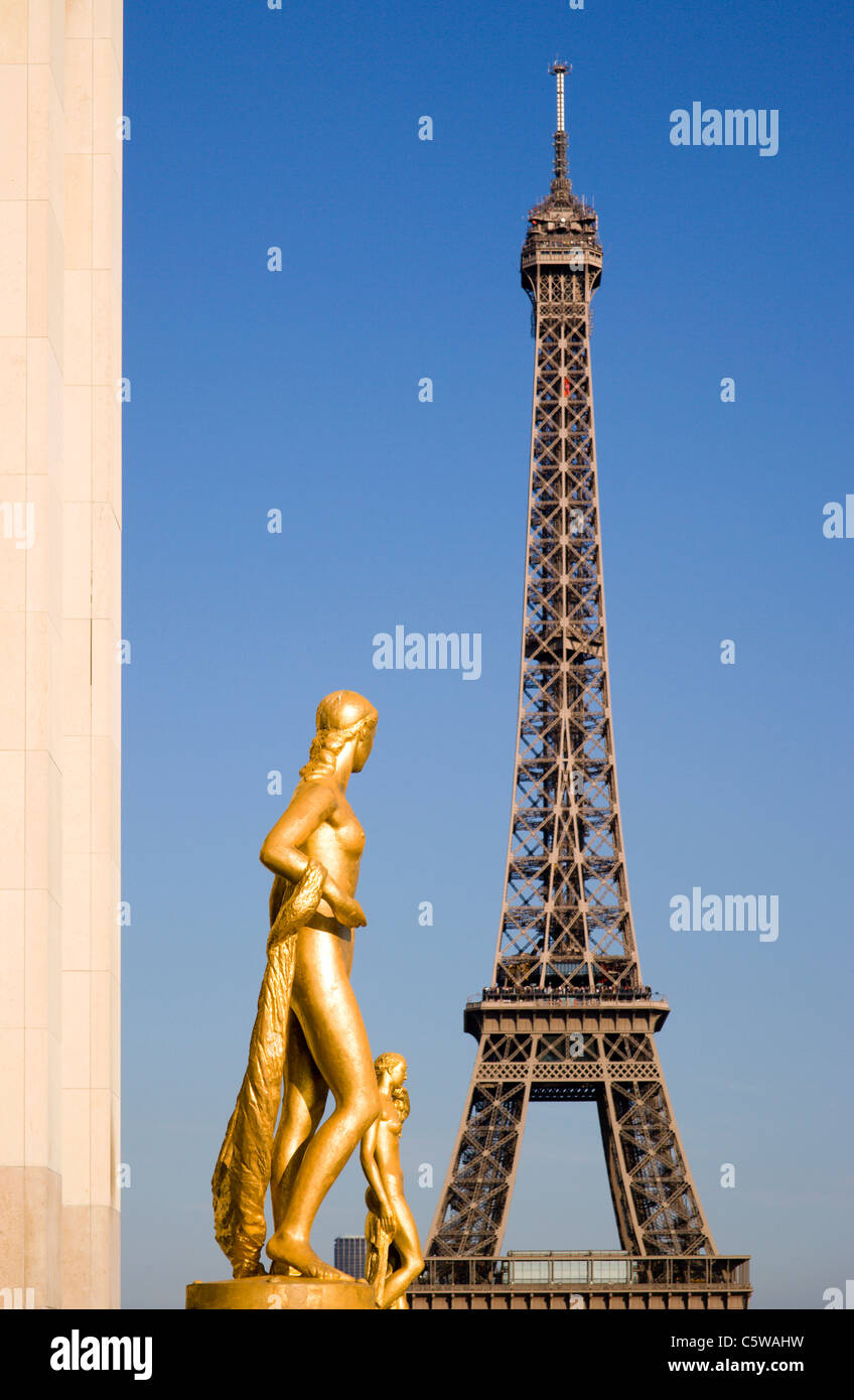 France, Paris, Eiffel Tower, Statues in foreground Stock Photo - Alamy