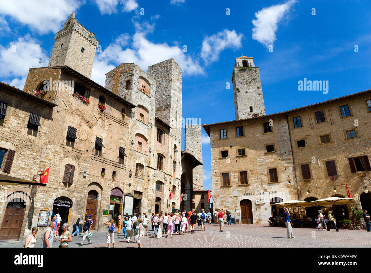 Italy small piazza hi-res stock photography and images - Alamy