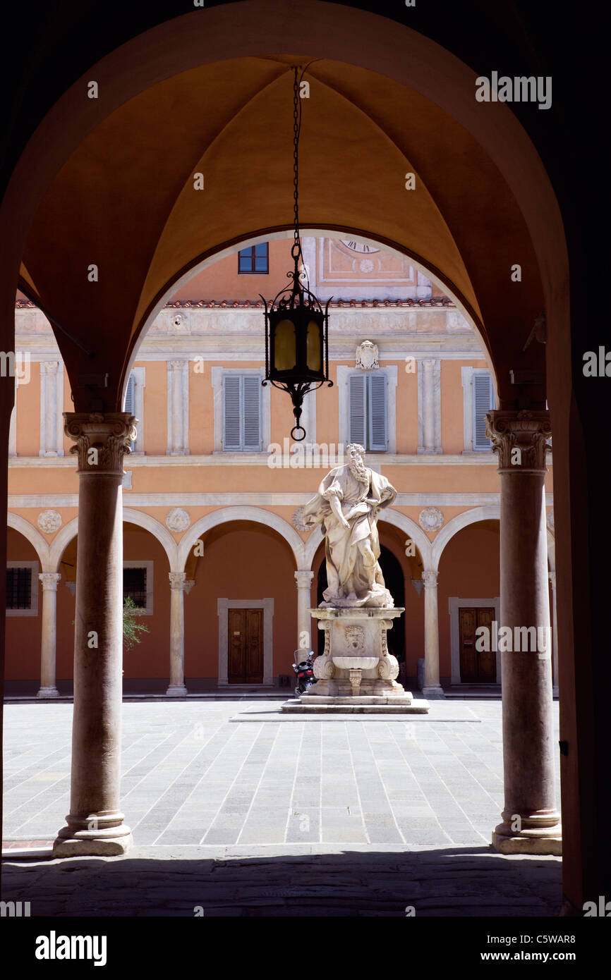 Courtyard statue hi-res stock photography and images - Alamy