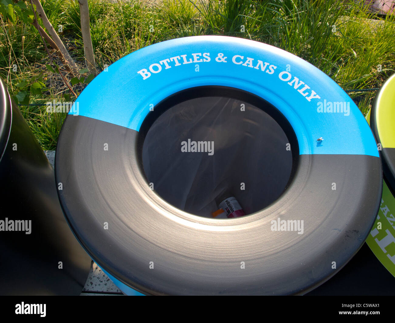 Trash can trash only sign hi-res stock photography and images - Alamy