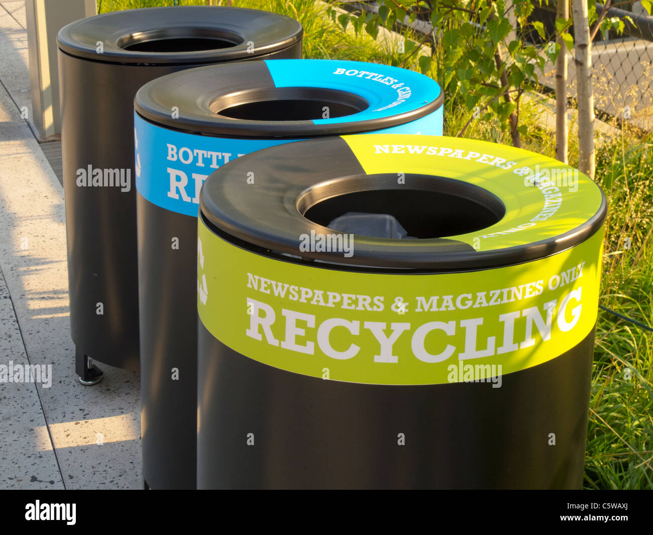 Trash can trash only sign hi-res stock photography and images - Alamy