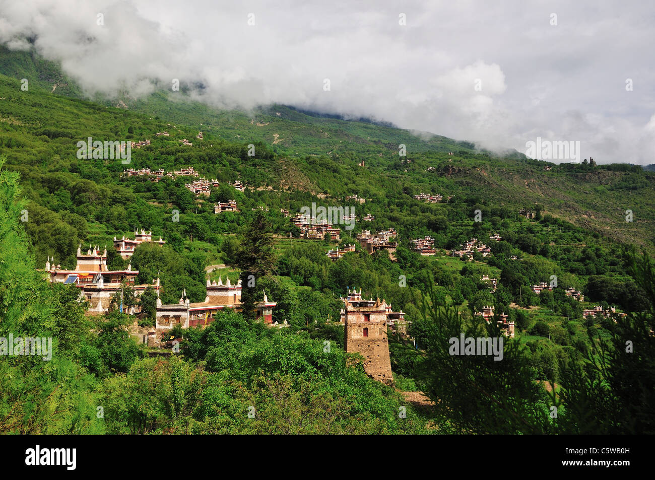 Scattered village houses hi-res stock photography and images - Alamy