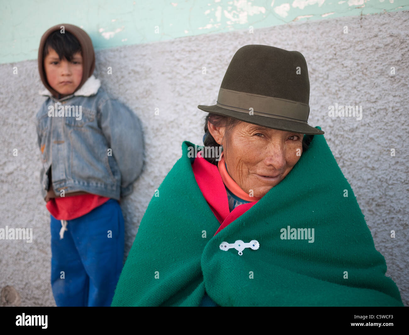 Indigenous Ecuadorian woman and child Stock Photo - Alamy