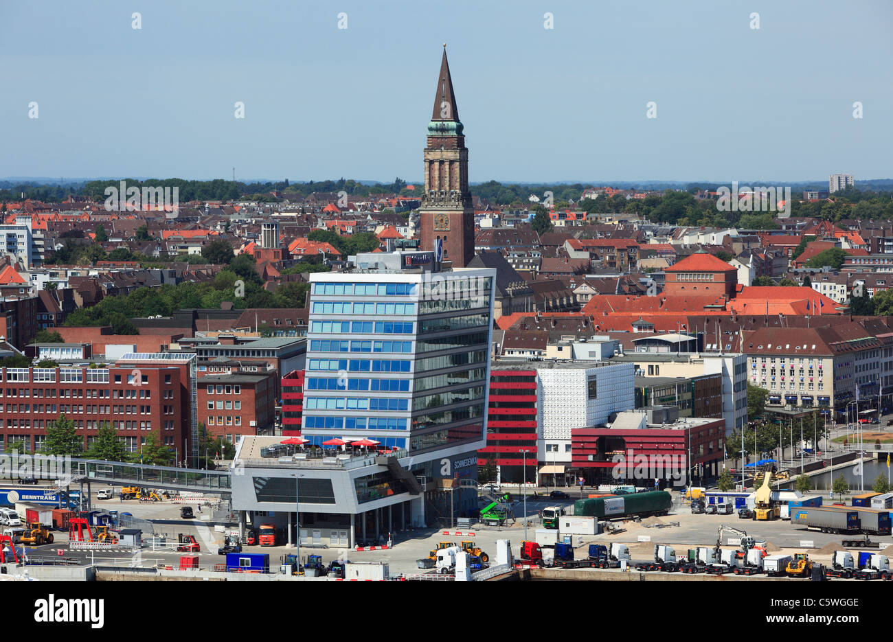 Panoramablick ueber den Kieler Hafen zum Stadtzentrum, Neues Rathaus ...