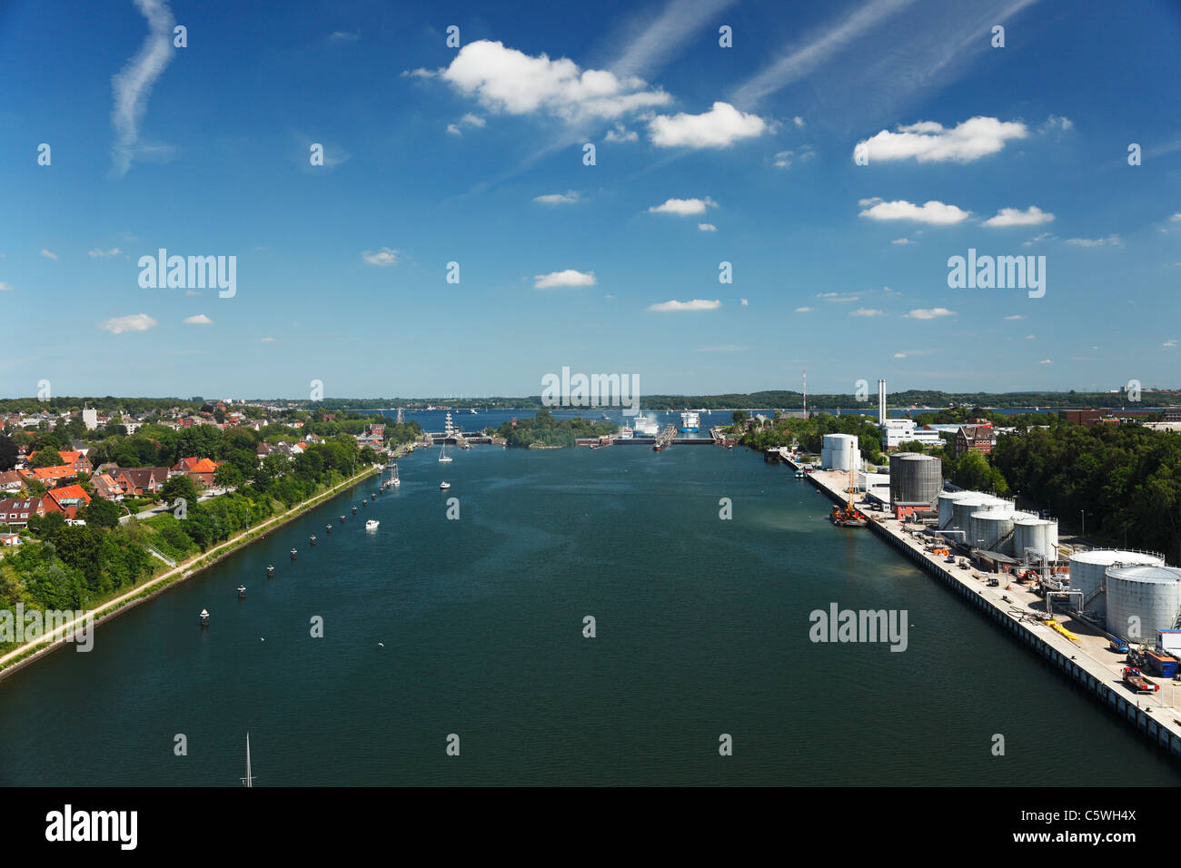 Nord-Ostsee-Kanal und Schleusen bei Kiel-Holtenau, Kieler Foerde, Ostsee, Schleswig-Holstein ...