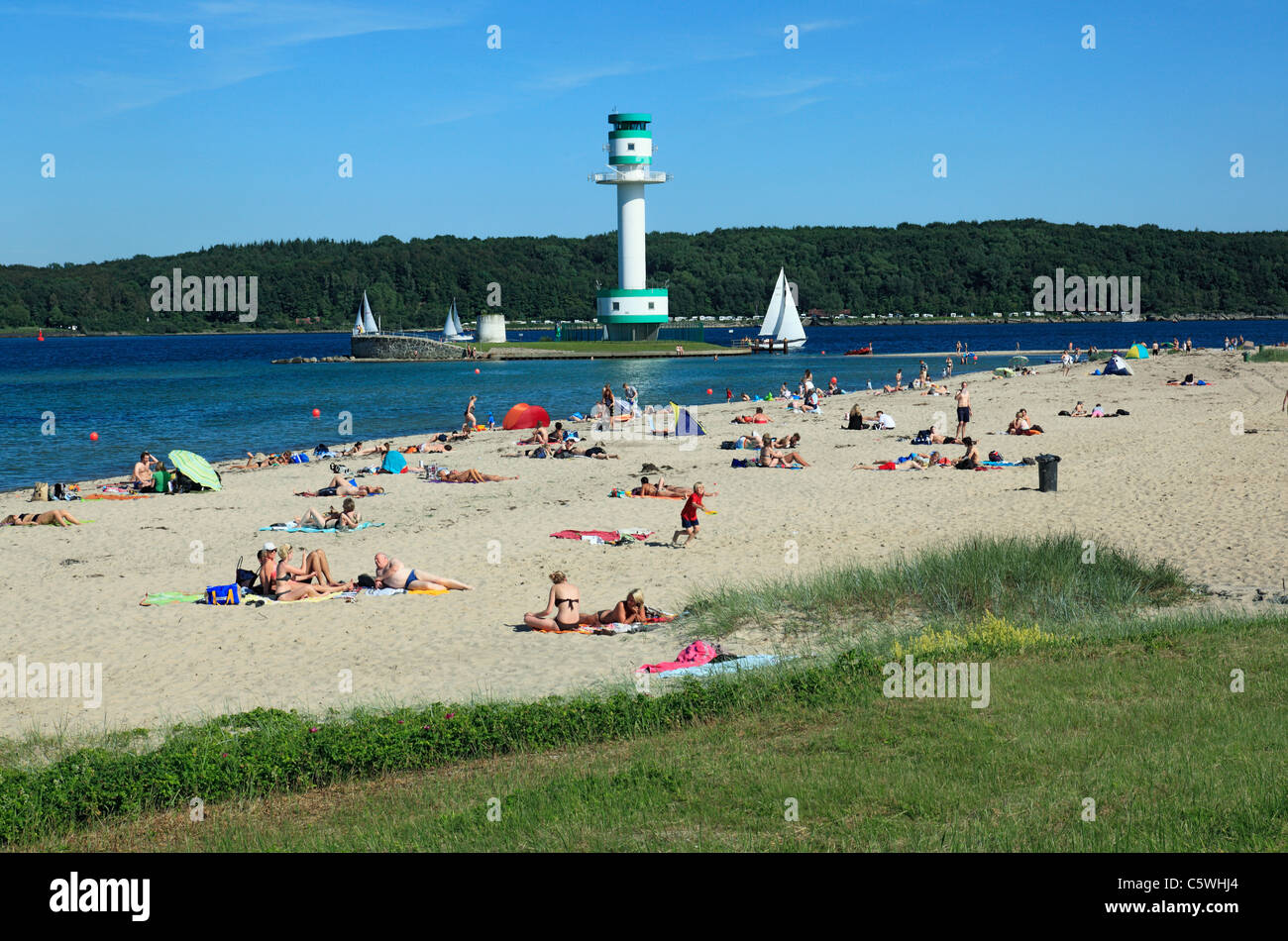 Falckensteiner Badestrand und Leuchtturm Friedrichsort in Kiel ...