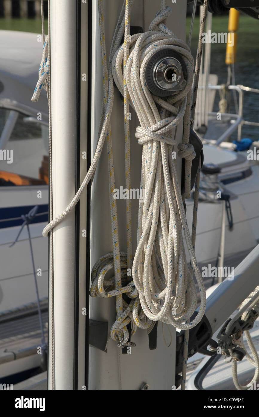 UK. Ropes in a yacht in a marina near Southampton Stock Photo - Alamy