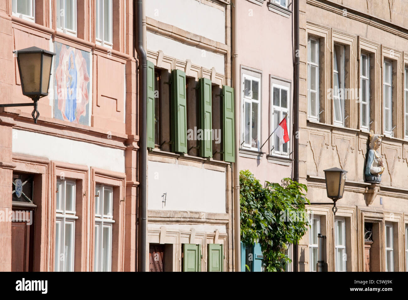 Row of houses hi-res stock photography and images - Alamy