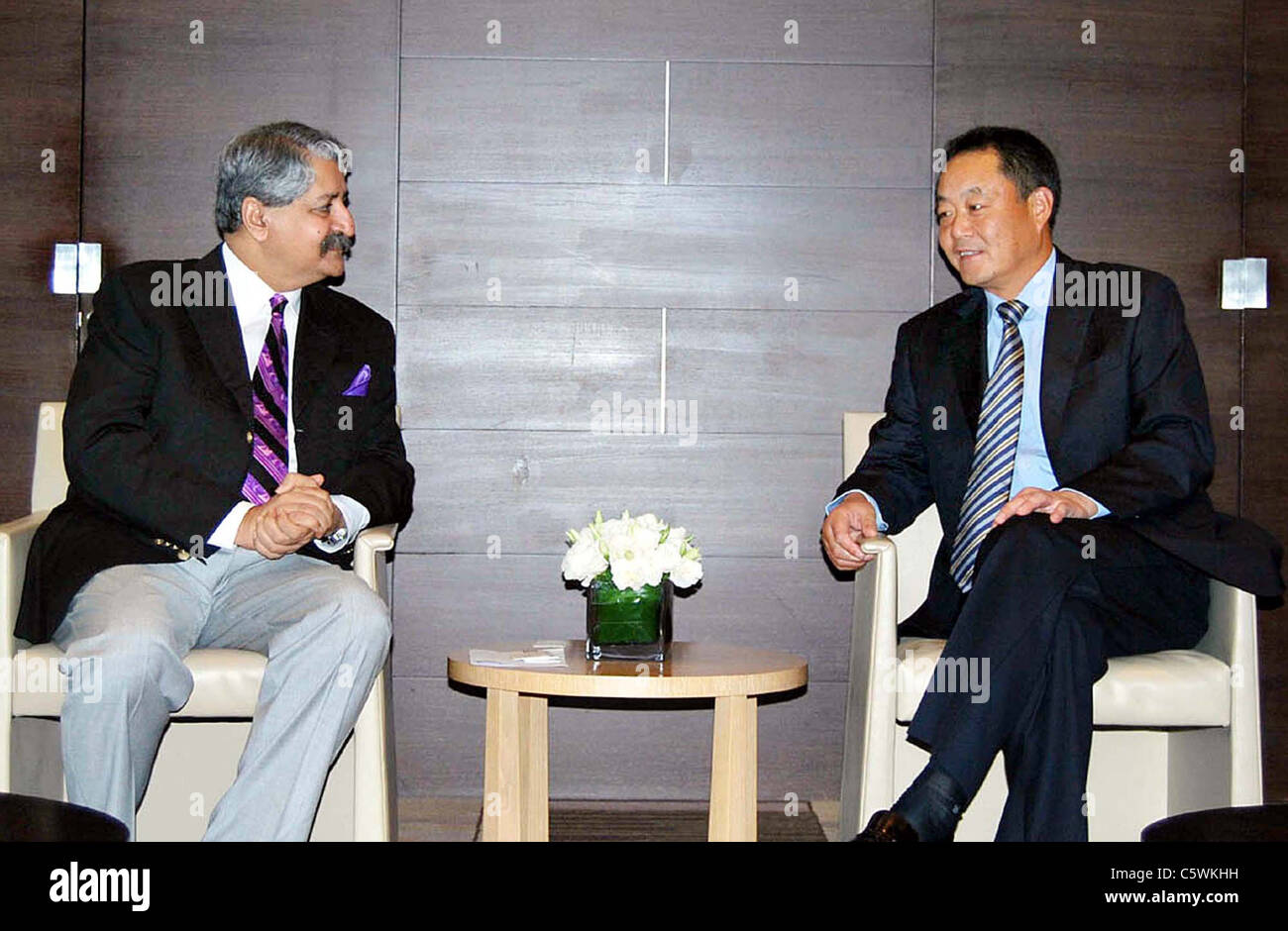Pakistan Water and Power Minister, Syed Naveed Qamar talks with Nie Kai ...