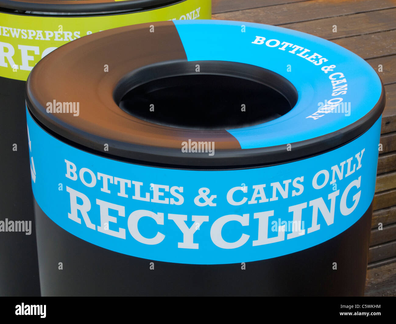 Trash can trash only sign hi-res stock photography and images - Alamy