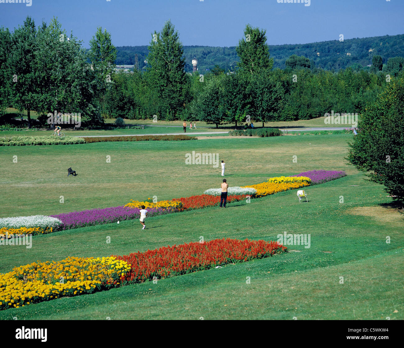 Menschen im Freizeitpark Rheinaue, Landschaftspark, Wiesenlandschaft ...