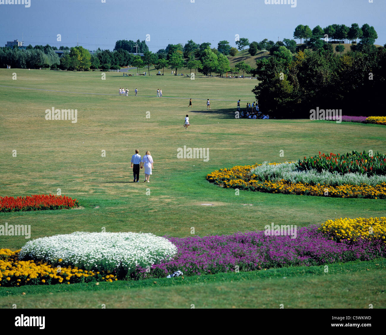 Menschen im Freizeitpark Rheinaue, Landschaftspark, Wiesenlandschaft ...