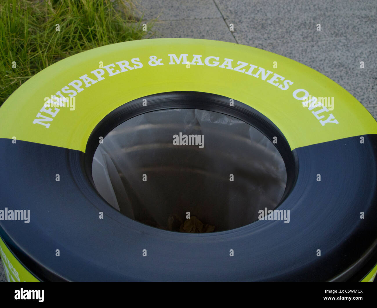 Trash can trash only sign hi-res stock photography and images - Alamy