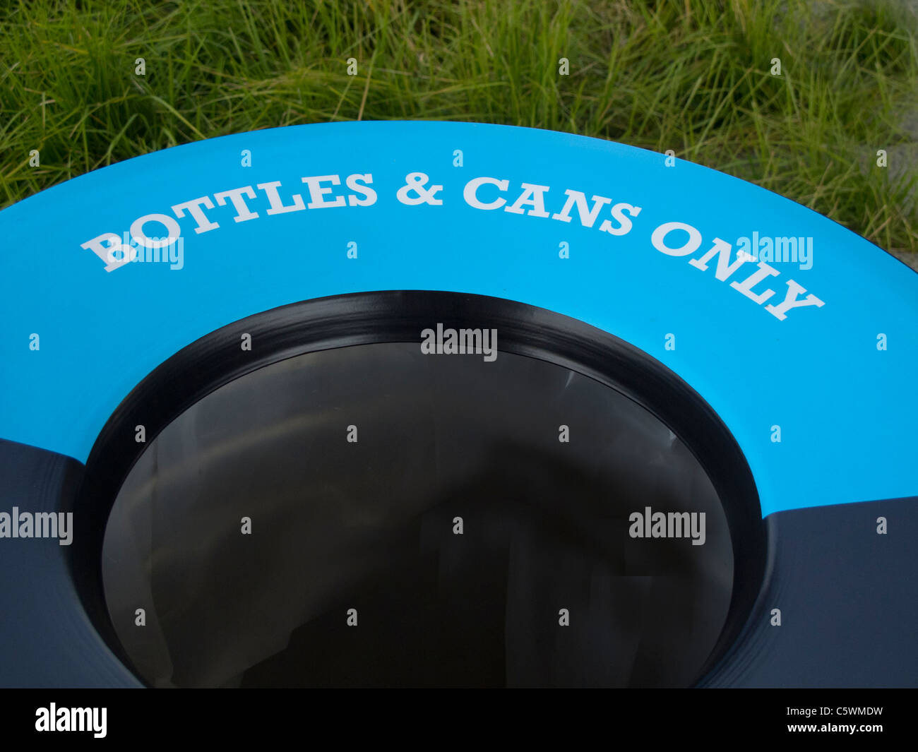 Trash can trash only sign hi-res stock photography and images - Alamy