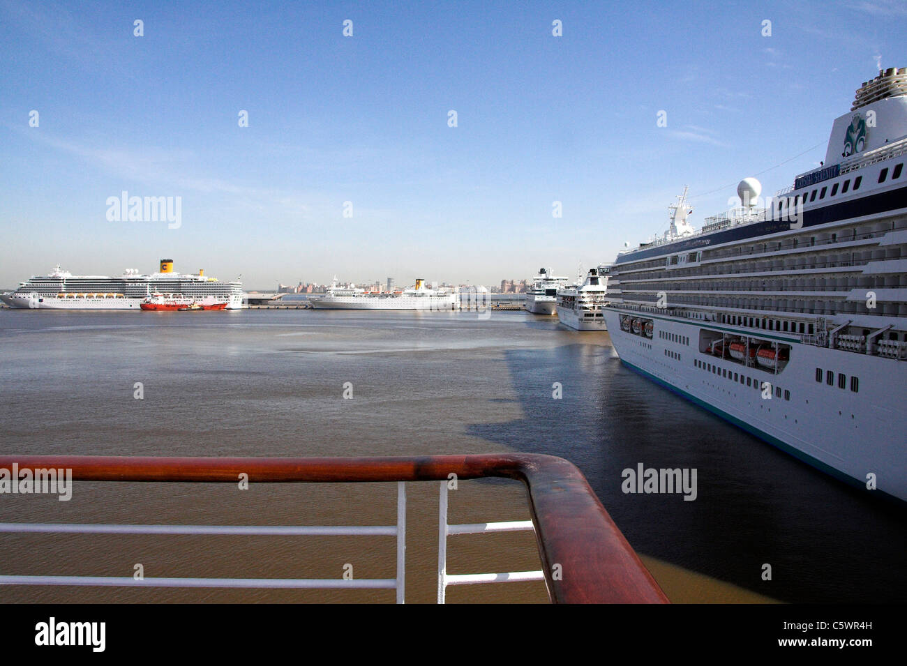 Cruise ships berthed at Vasilievsky Island, St Petersburg, Russia Stock ...